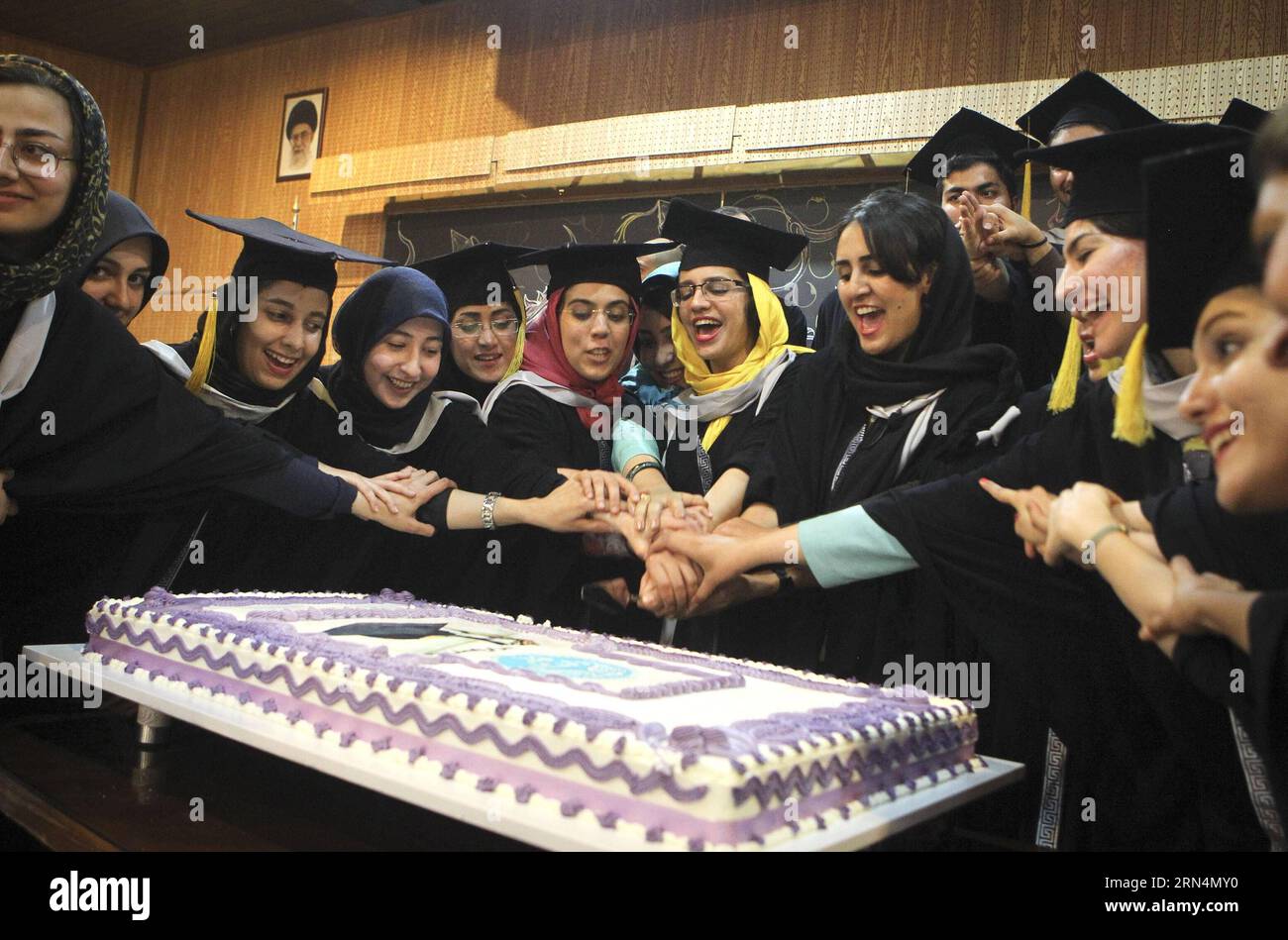 (150525) -- TEHRAN, May 24, 2015 -- Iranian students attend their ...