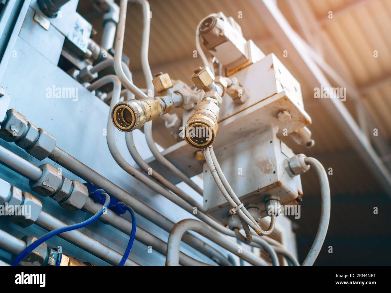 Pipe fittings for connecting high-pressure hoses in an industrial unit ...