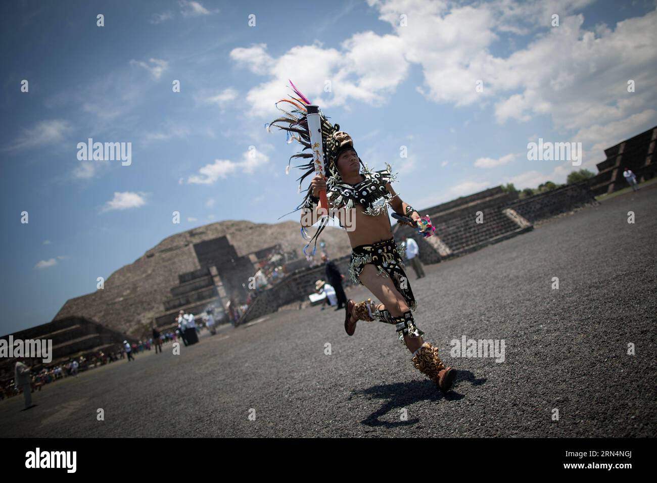 TEOTIHUACAN, May 25, 2015 -- A Mexican runs with a torch in the ...