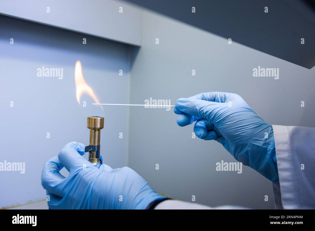 Bunsen burner flame hi-res stock photography and images - Alamy