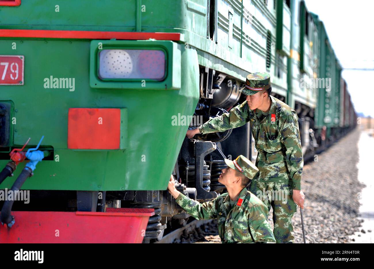 (150529) -- ERENHOT, May 29, 2015 -- Two border soldiers examine a ...