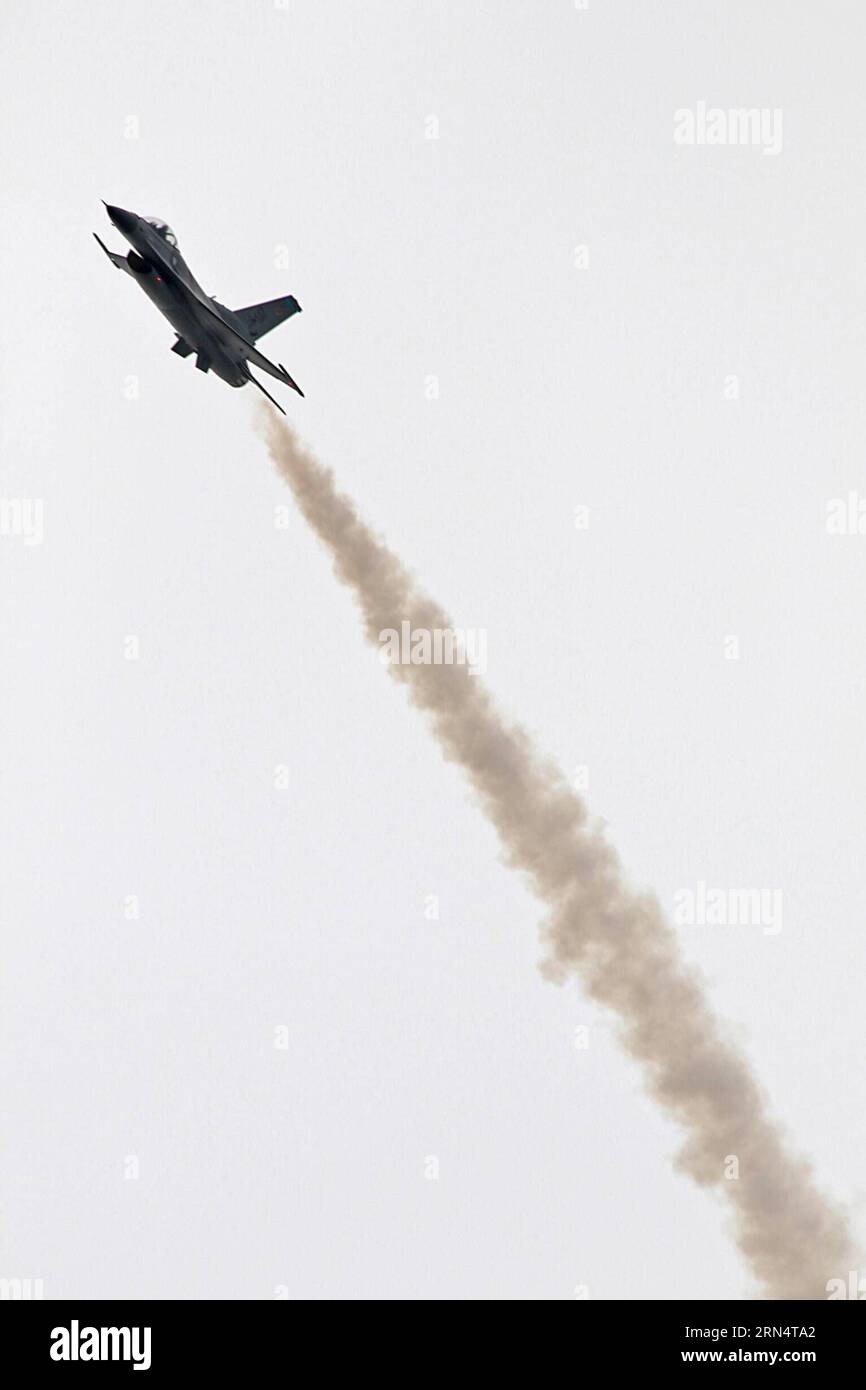 (150530) -- YANTAI, May 30, 2015 -- A model of F-16 performs during the ...