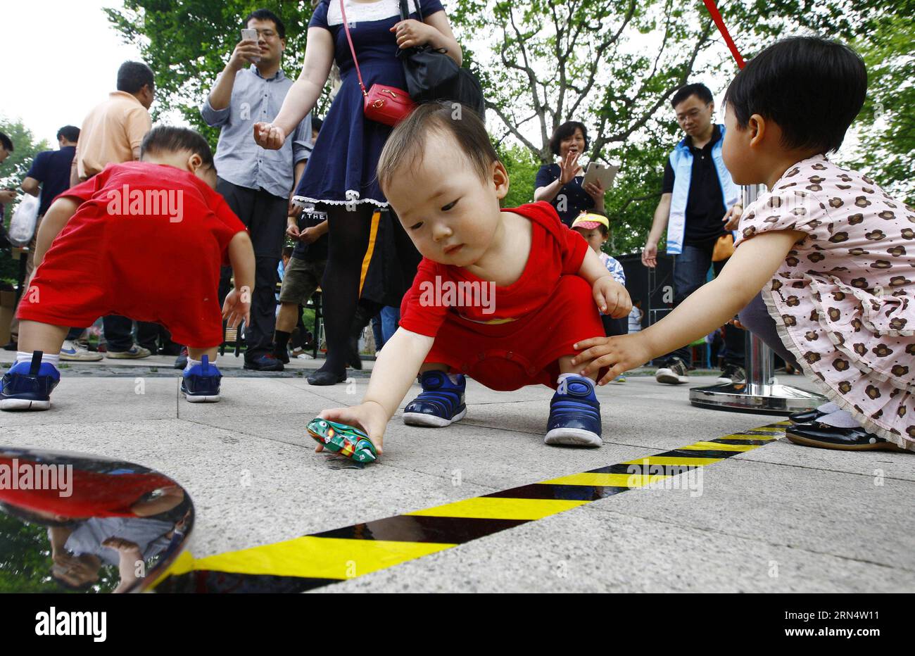 (150531) -- SHANGHAI, May 31, 2015 -- Children compete in a tin frog ...