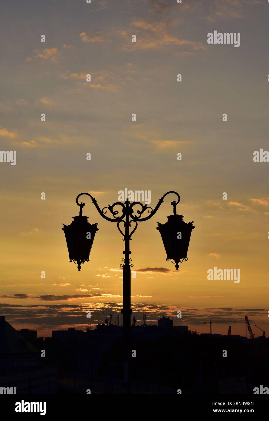 Lamp post silhouette hi-res stock photography and images - Alamy