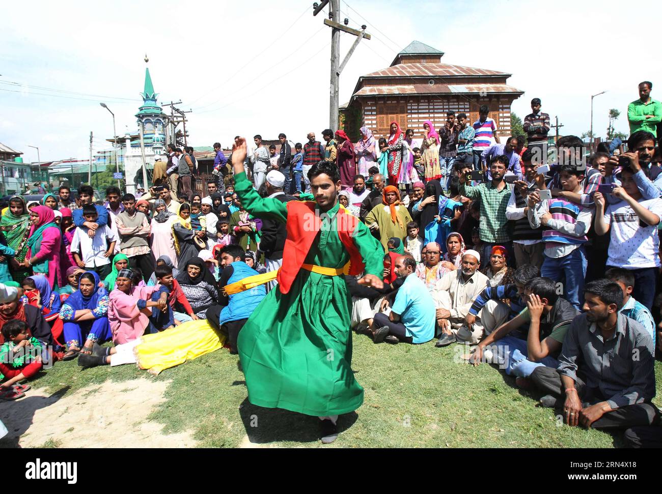 Kashmiri dance hi-res stock photography and images - Alamy