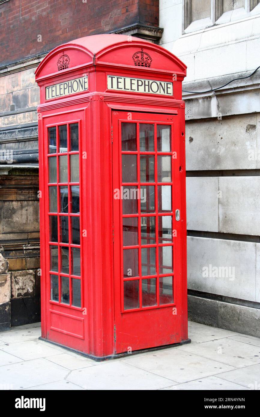 A traditional british red phone booth in London Stock Photo - Alamy