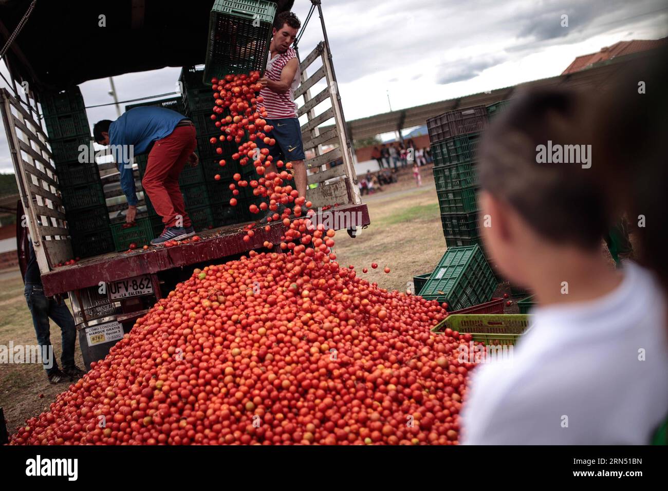 Throwing tomatoes hi-res stock photography and images - Alamy