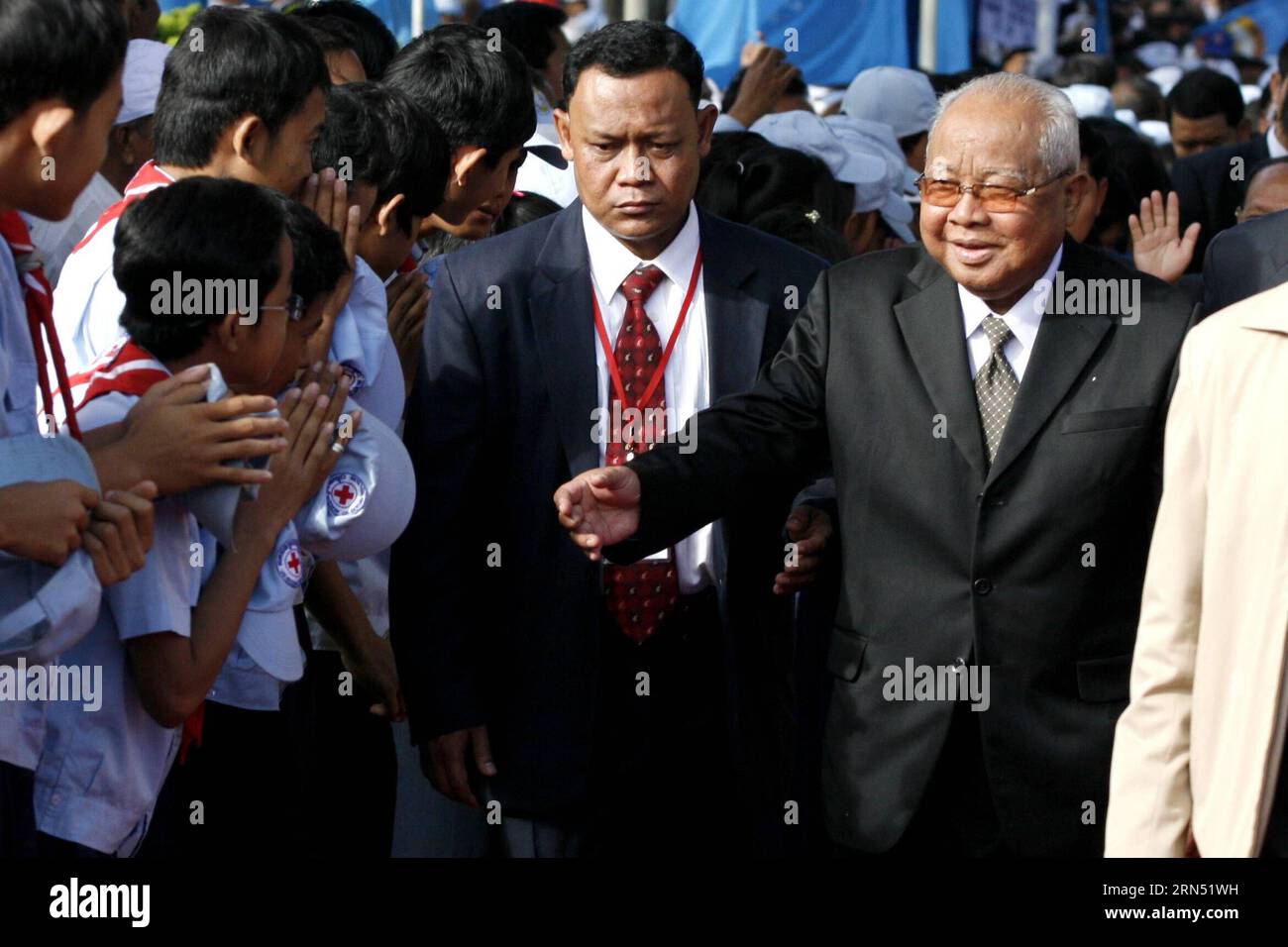(150608) -- PHNOM PENH, Jan. 7, 2011 shows Chea Sim (1st R), president ...