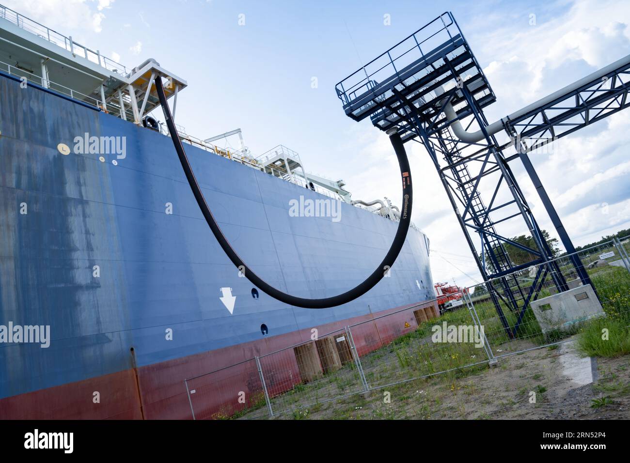 Lubmin, Germany. 31st Aug, 2023. The LNG processing vessel "Neptune" is ...
