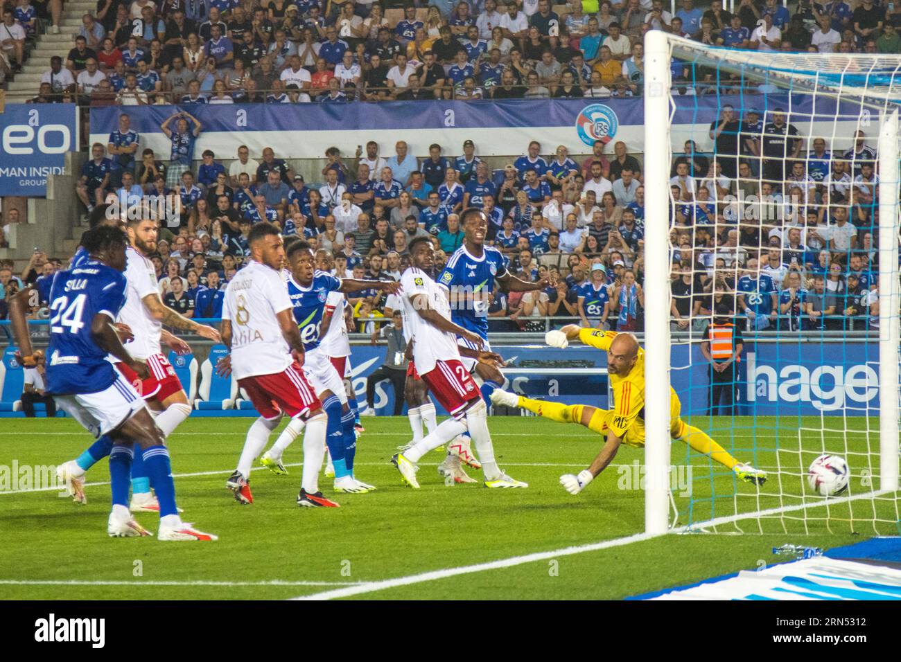 Lebo MOTHIBA right wing (Racing Strasbourg) beats goalkeeper Remy RIOU ...