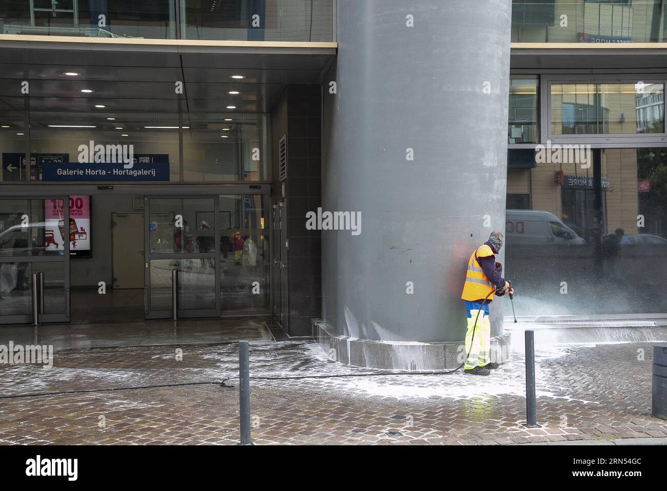Brussels, Belgium. 31st Aug, 2023. Illustration shows a worker cleaning outside Brussels south ...