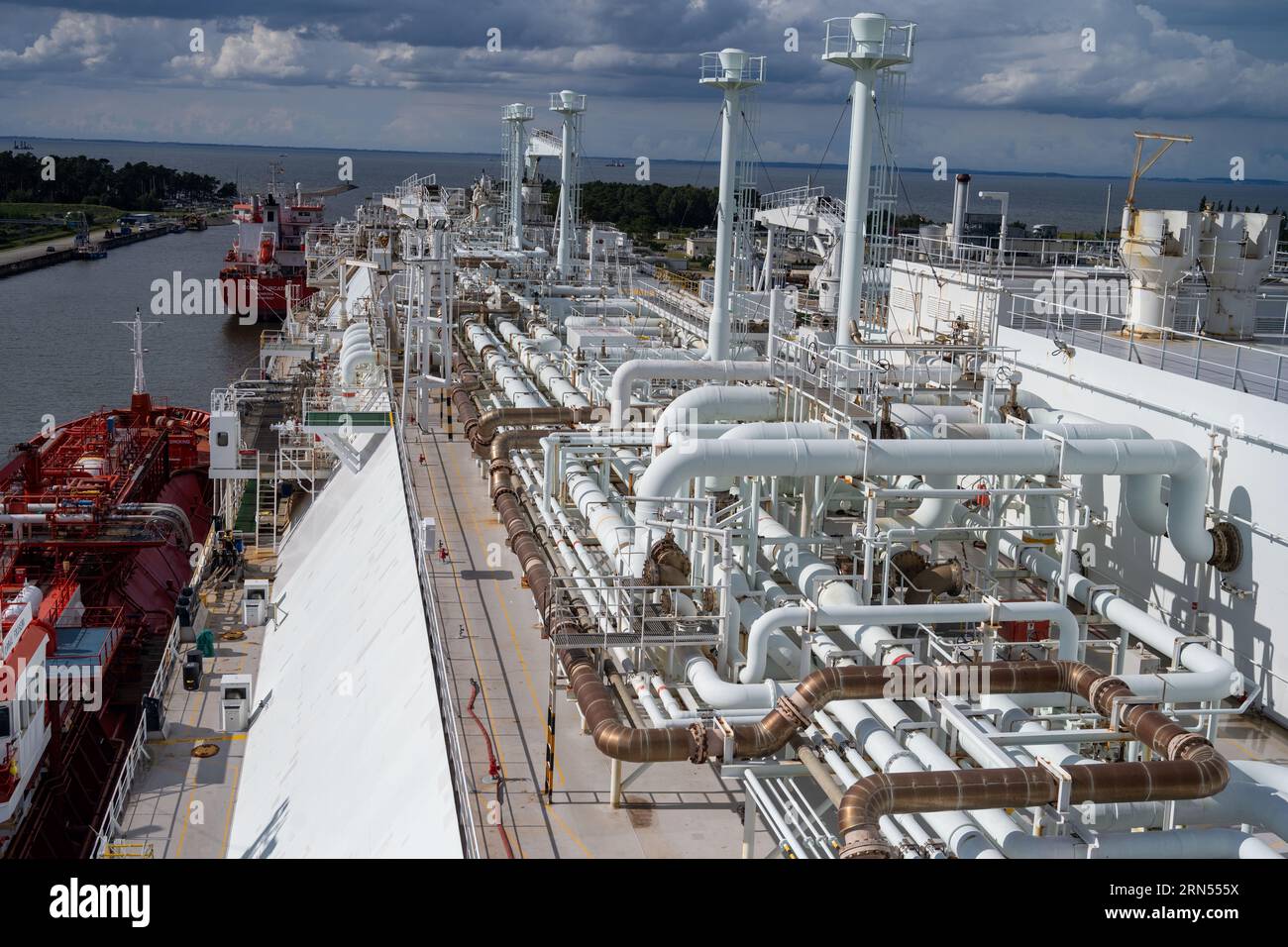 Lubmin, Germany. 31st Aug, 2023. The LNG processing vessel "Neptune" is moored at the LNG ...