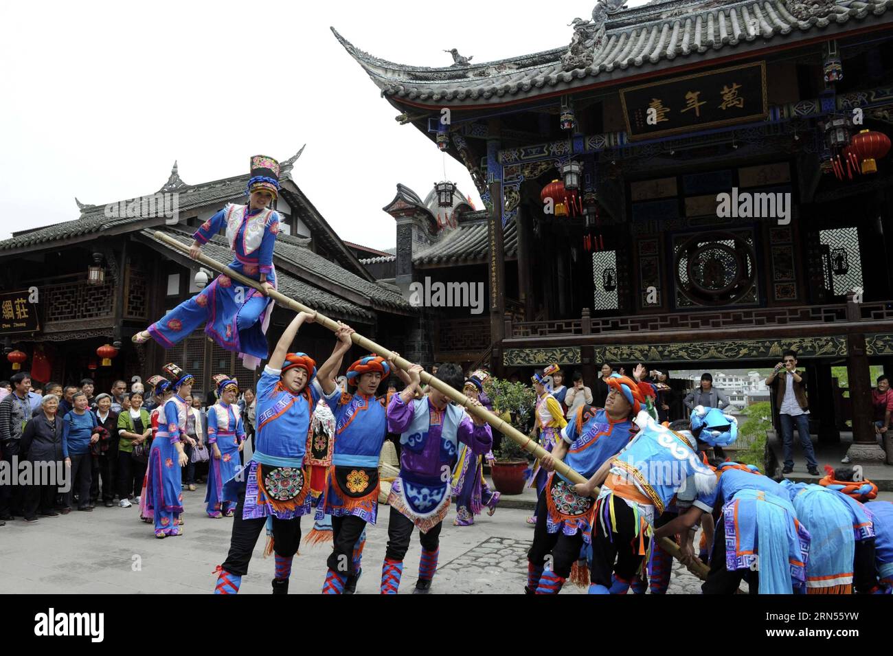 CHENGDU -- File photo taken on May 23, 2012 shows a folk show performed ...