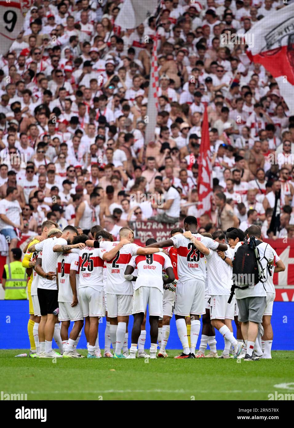 After the match, team circle, team building, VfB Stuttgart, MHPArena, Stuttgart, Baden ...