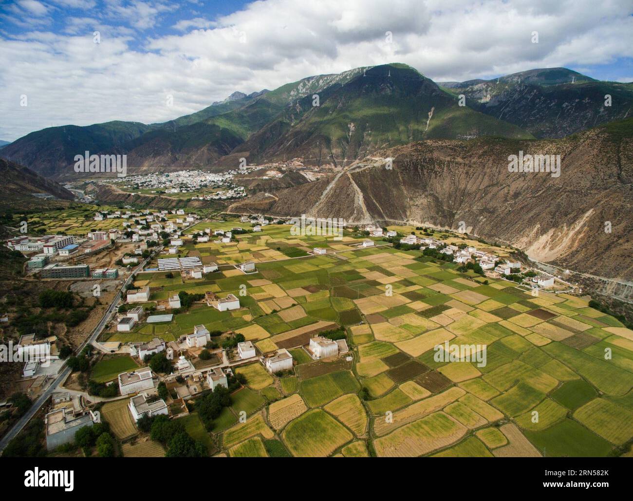 (150617) -- XIANGCHENG, June 17, 2015 -- Photo taken on June 17, 2015 ...