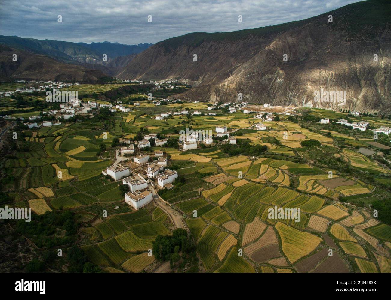 (150617) -- XIANGCHENG, June 17, 2015 -- Photo taken on June 17, 2015 ...