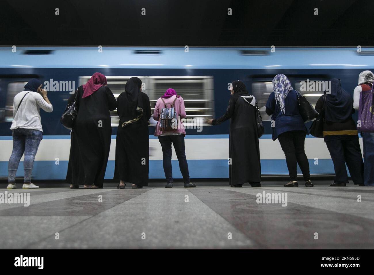 (150617)-- CAIRO, June 17, 2015-- Egyptian passengers wait for a coming ...