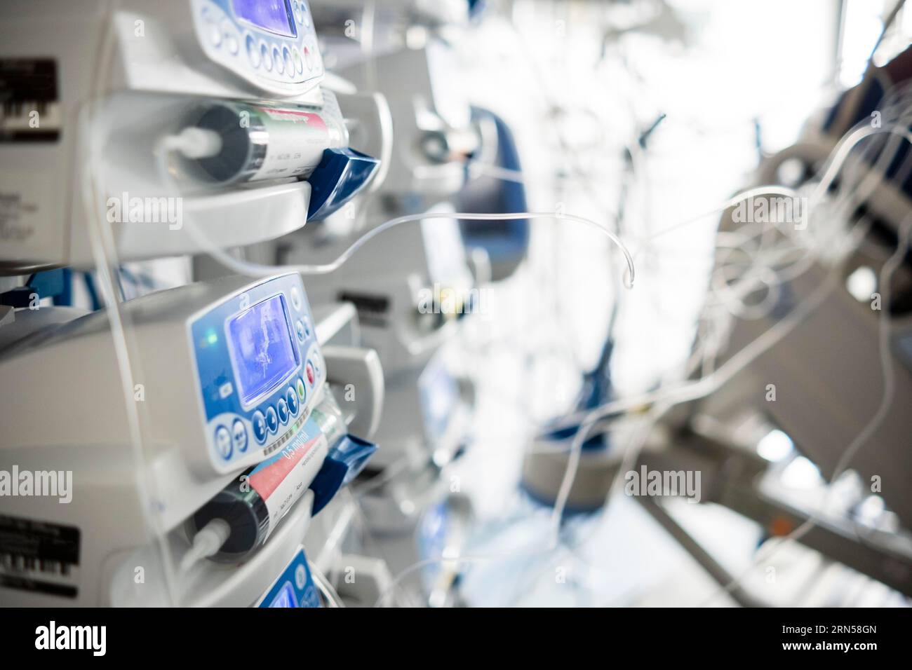 Hospital intensive care unit hi-res stock photography and images - Alamy