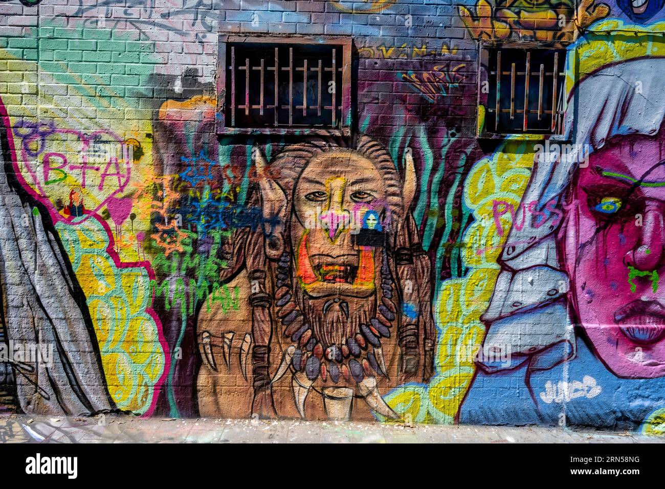 Painted row houses graffiti hi-res stock photography and images - Alamy