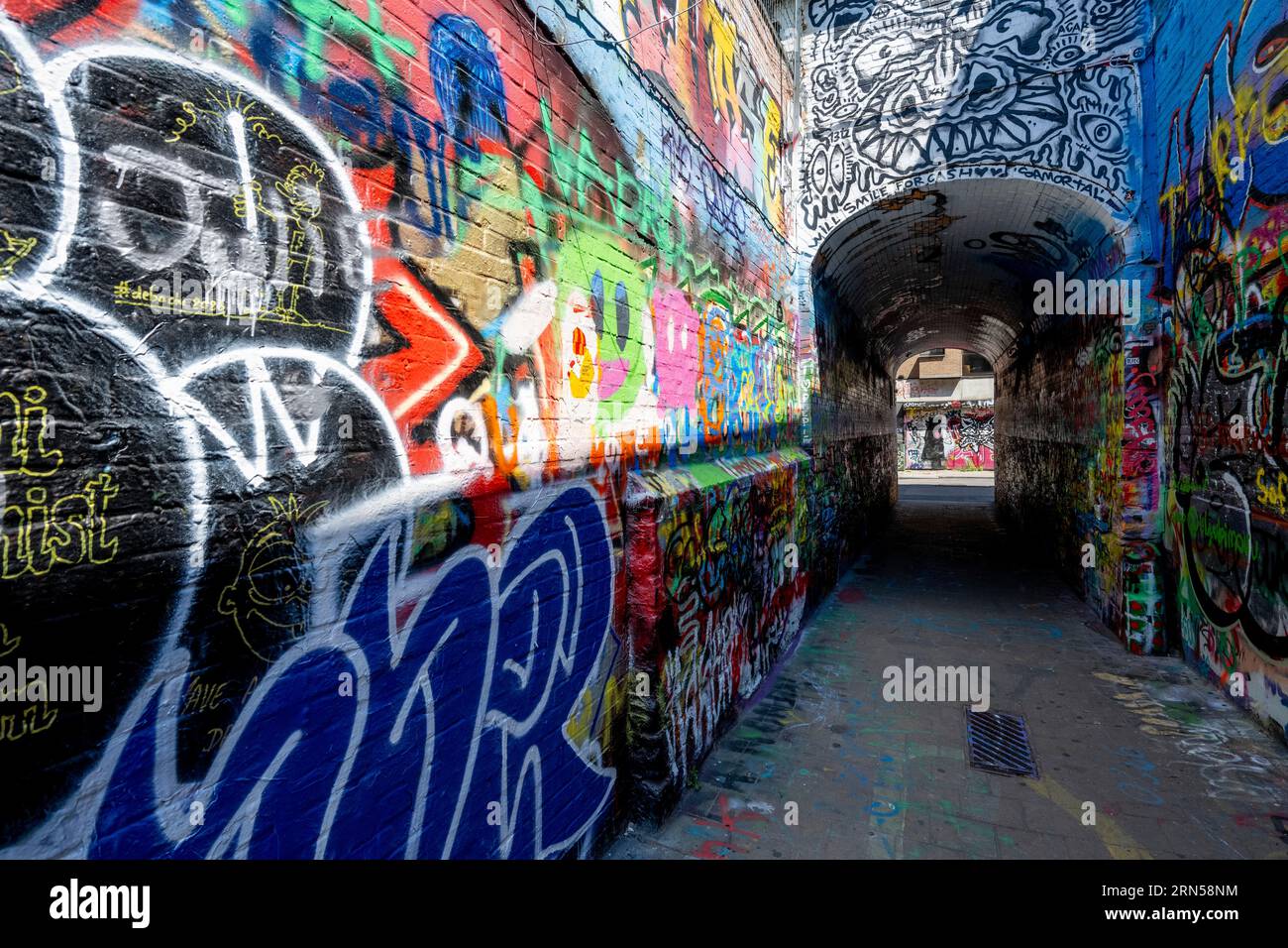 Painted row houses graffiti hi-res stock photography and images - Alamy