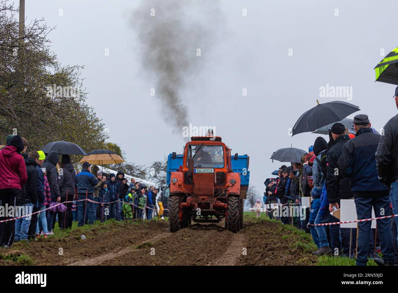 Vintage tractor pull hi-res stock photography and images - Alamy