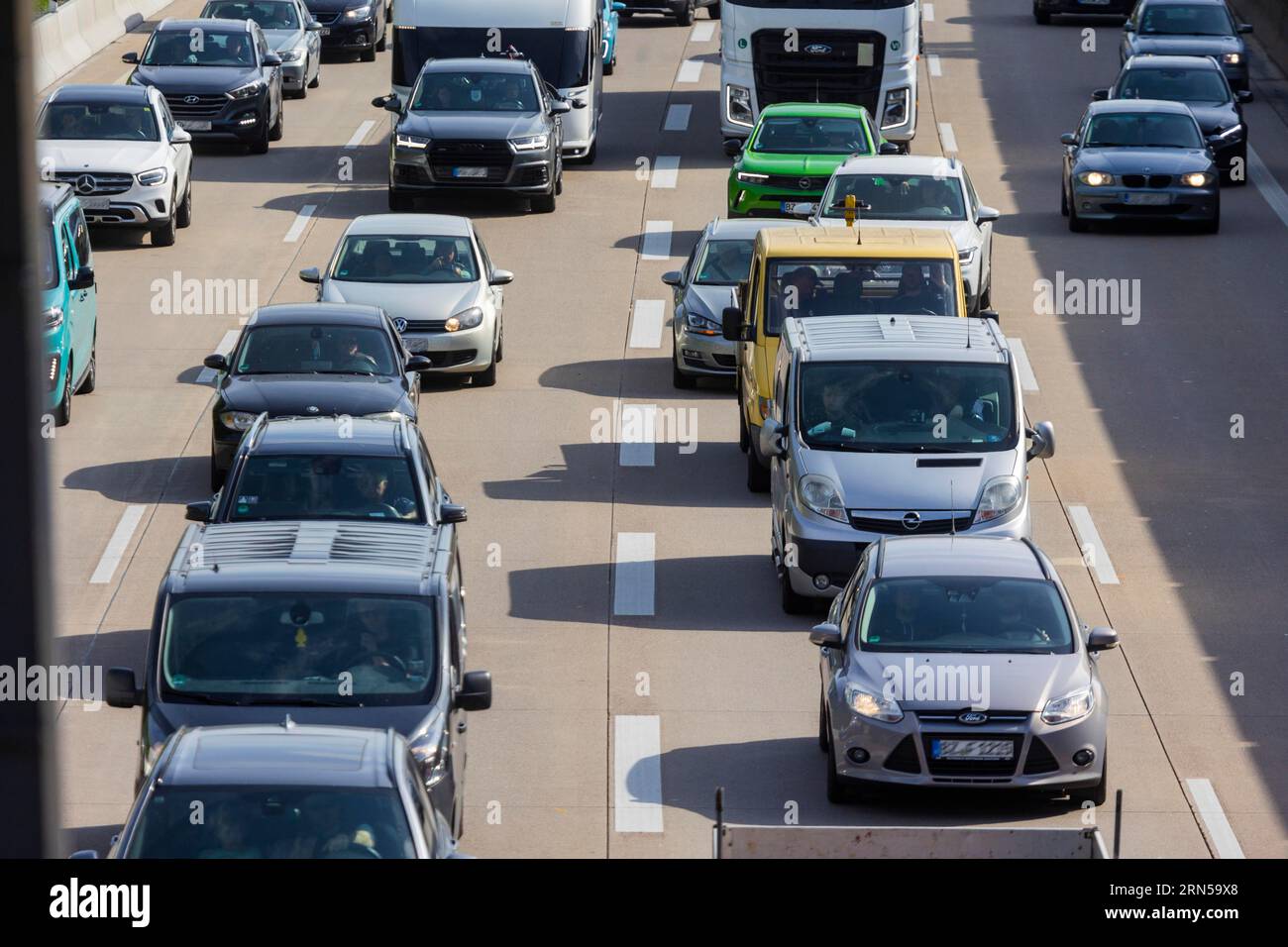 Slow-moving traffic on the A4 Stock Photo - Alamy