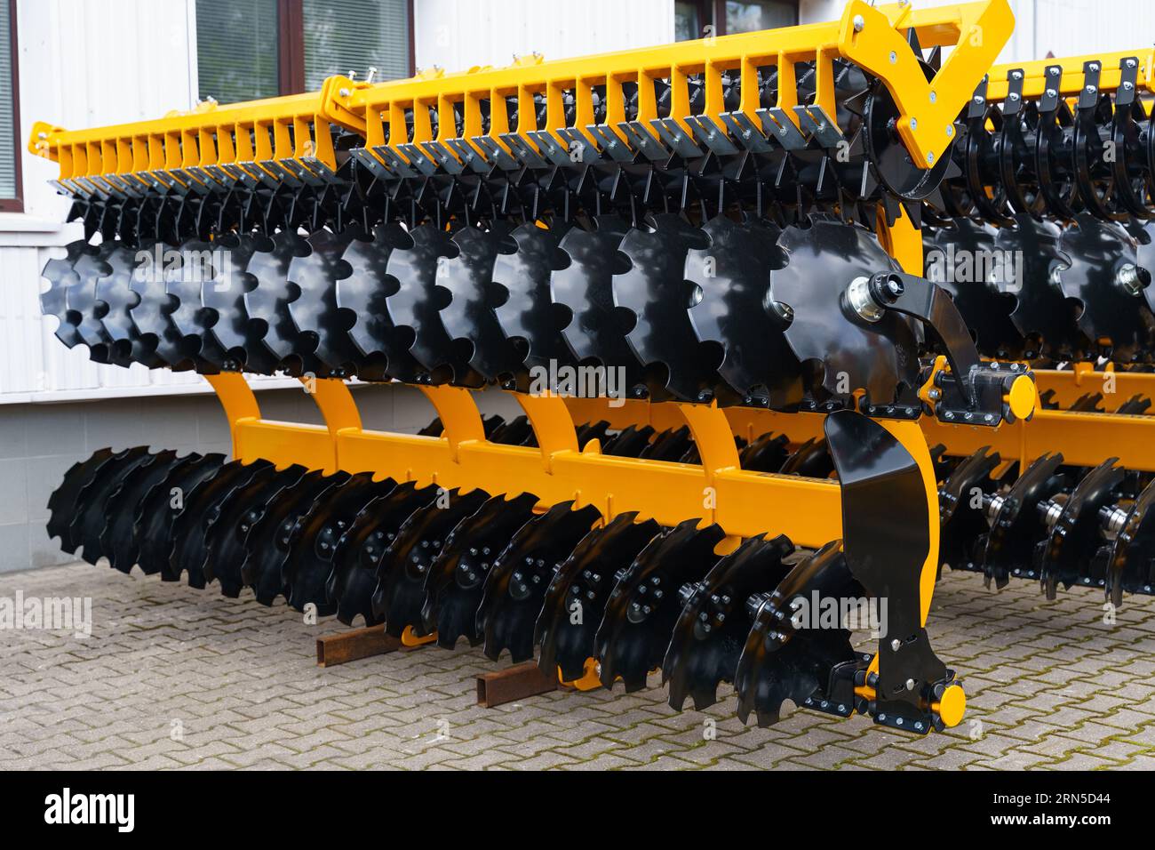 Seeding disc unit. Cutting discs for grain planting and sowing ...