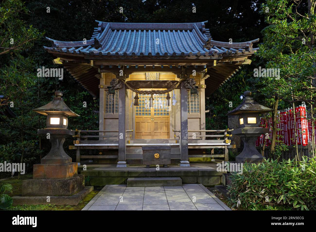 Yasaka Shrine at Enoshima Jinja Shrine, with stone lanterns, night shot ...