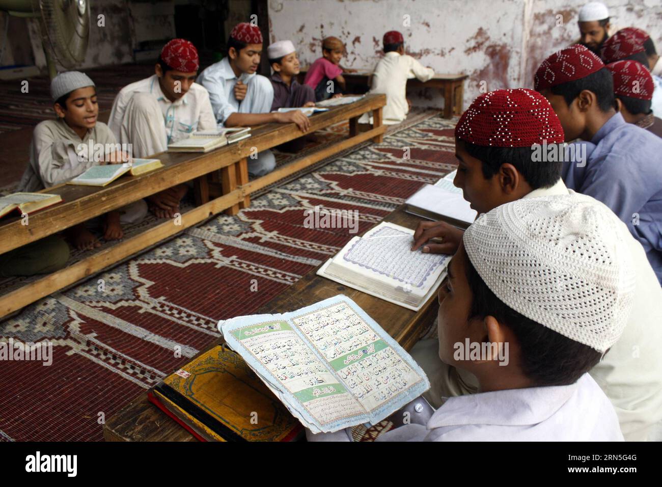 (150625) -- LAHORE, June 25, 2015 -- Pakistani Muslims read Islamic ...