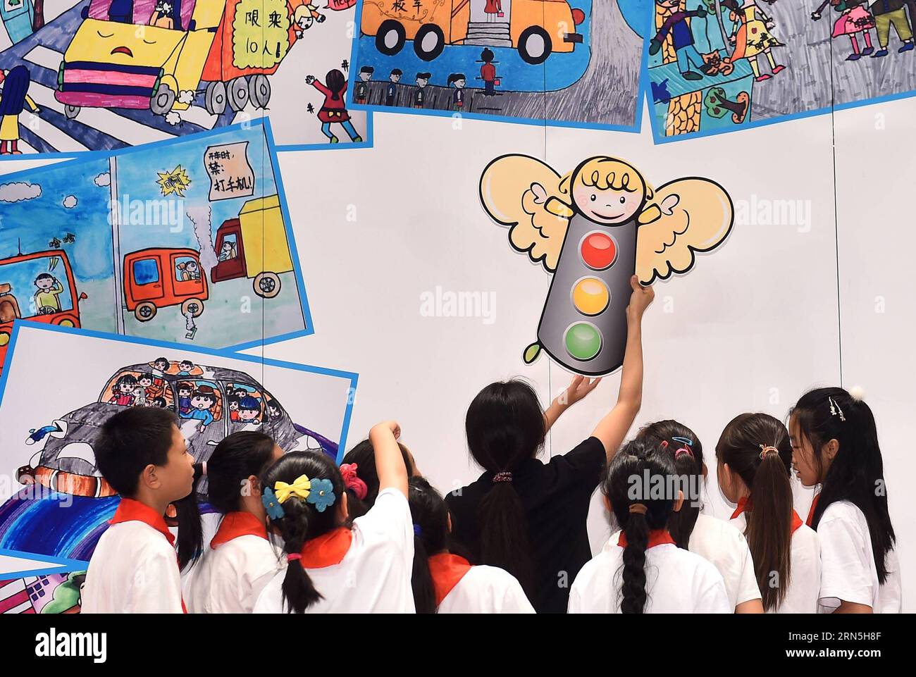 (150626) -- BEIJING, June 26, 2015 -- Students and guests paste ...