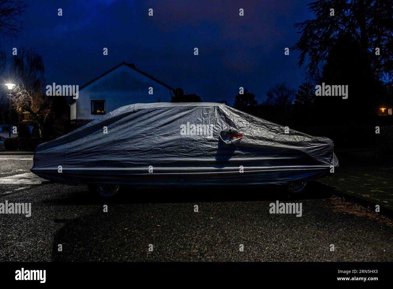 Car parked at night on the street hi-res stock photography and images ...