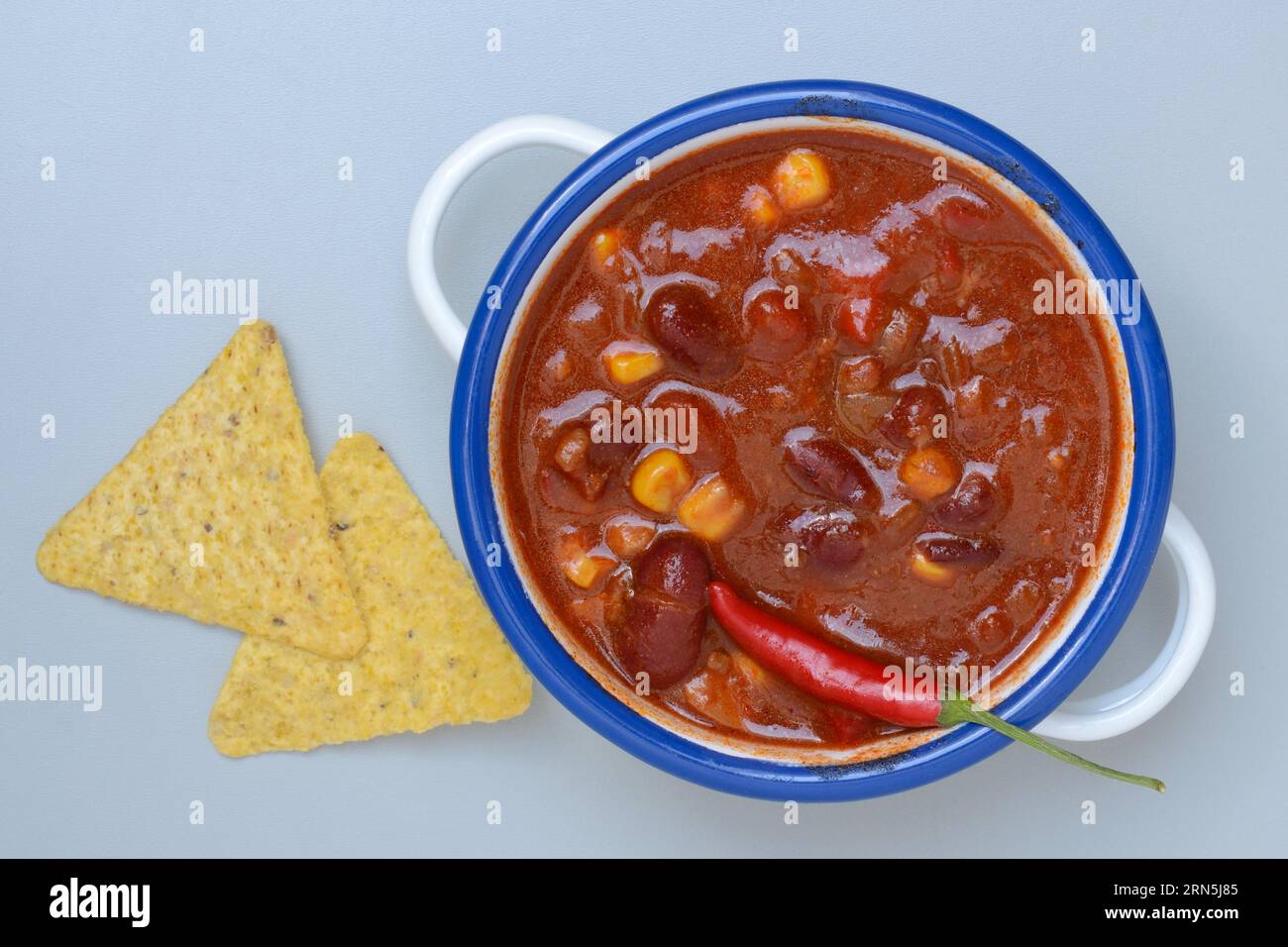 Chilli con carne, bean stew in pots with tacos Stock Photo - Alamy