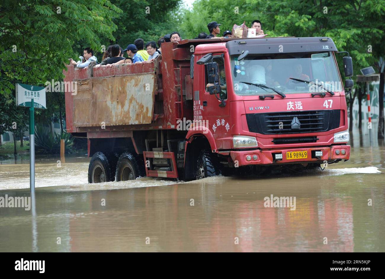 (150628) -- NANJING, June 28, 2015 -- Local residents trapped by floods ...