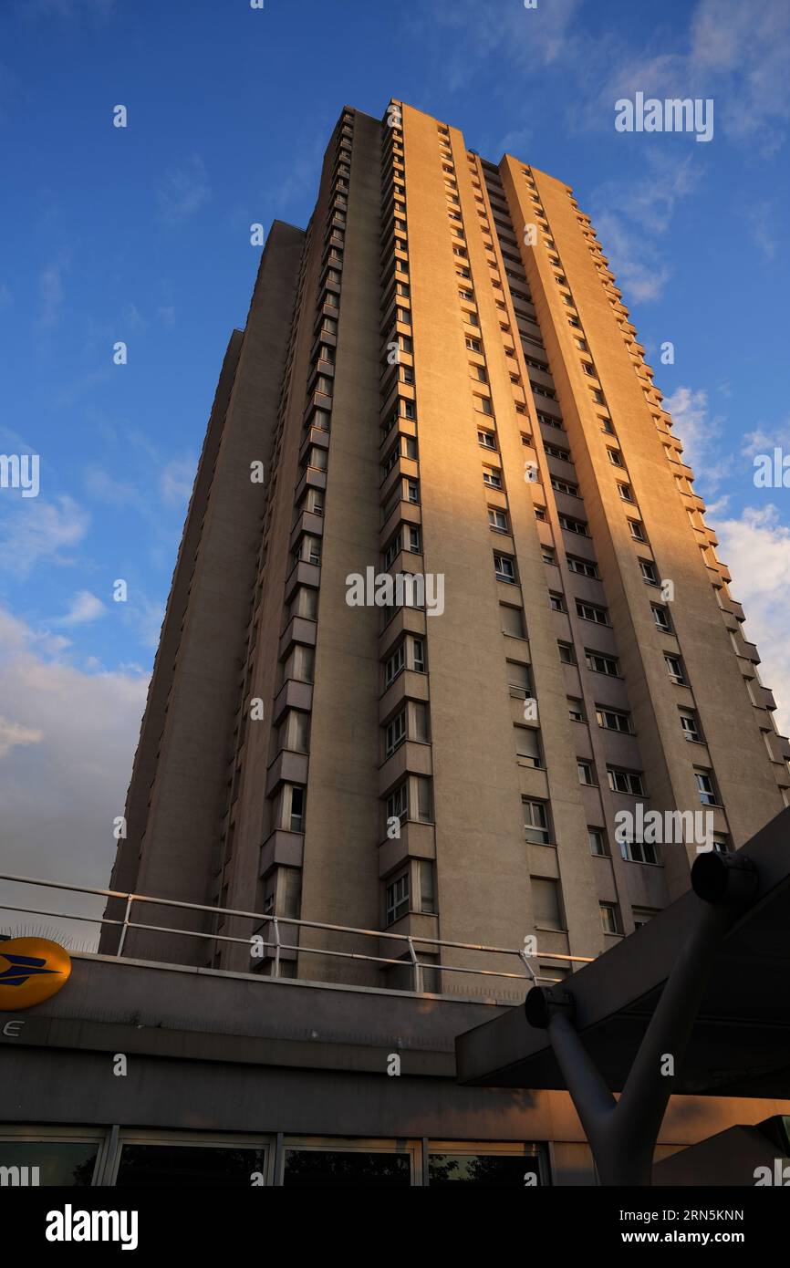 Large apartment building hi-res stock photography and images - Alamy