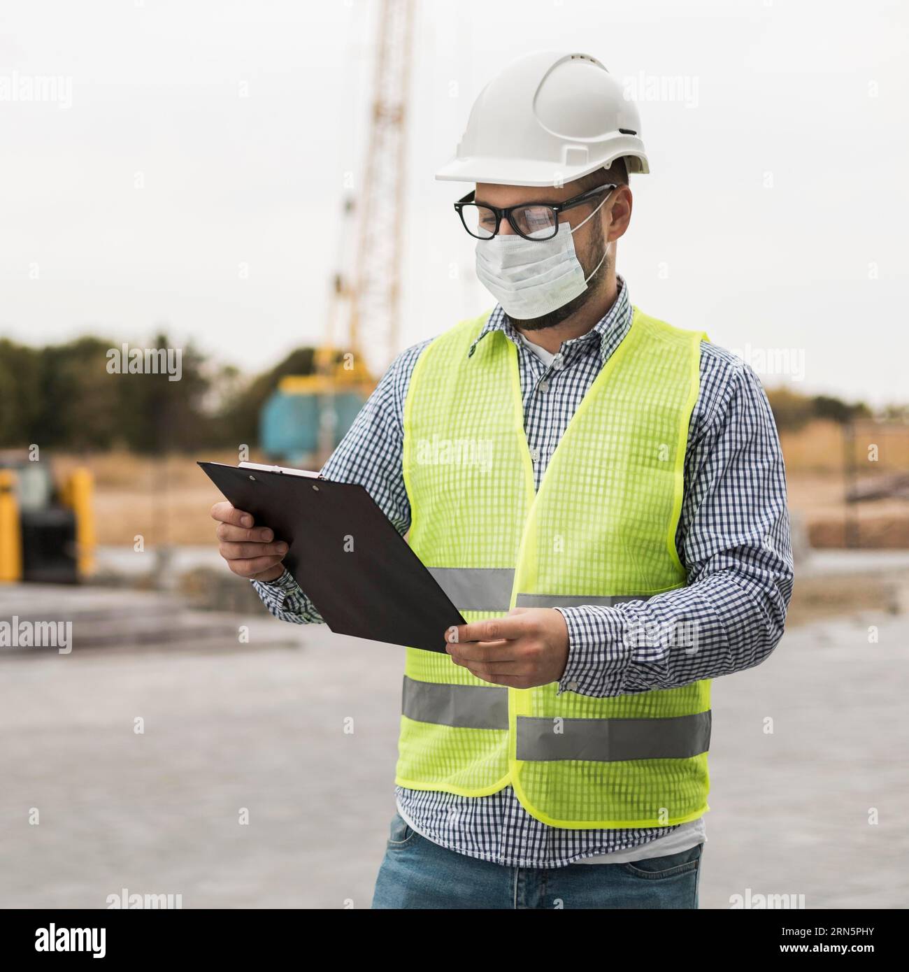 Builder man wearing protection mask Stock Photo - Alamy