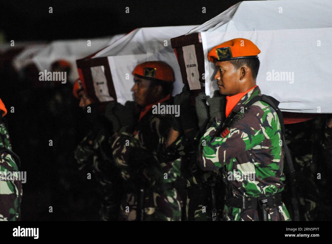Air force personnel carry hi-res stock photography and images - Alamy