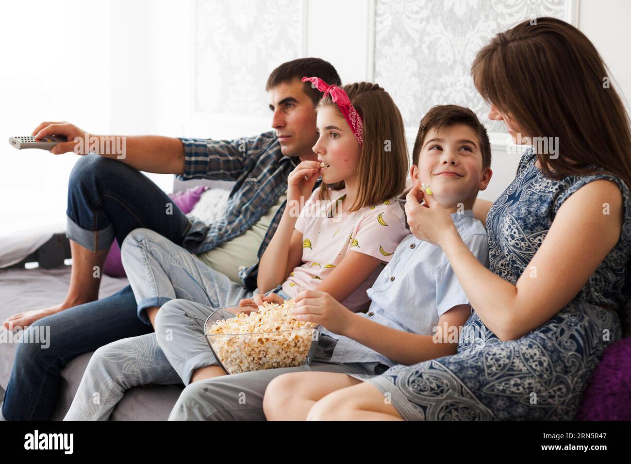 Cinema popcorn family hi-res stock photography and images - Alamy