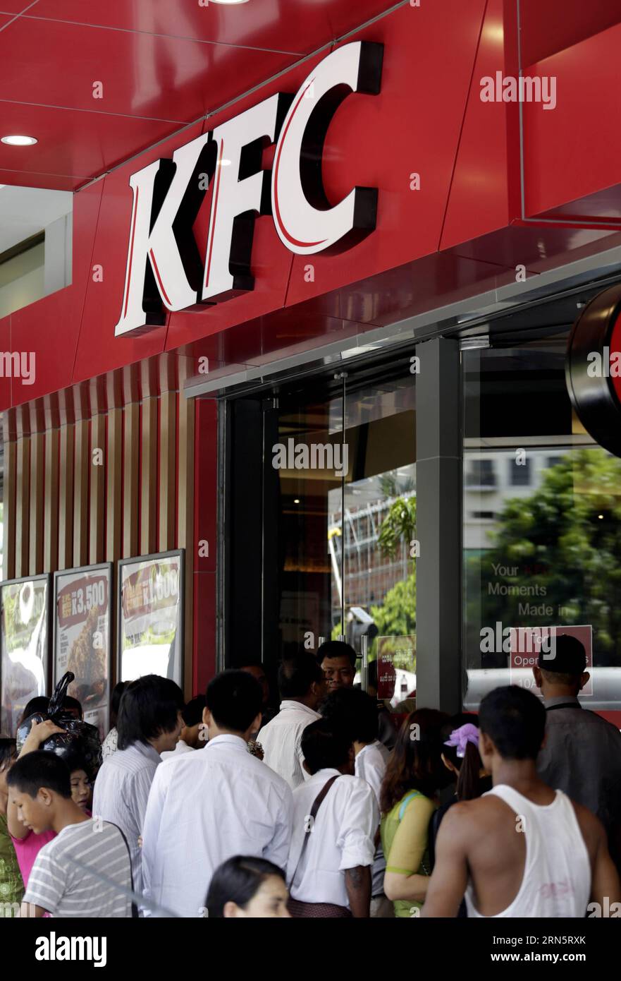 (150702) -- YANGON, July 2, 2015 -- People wait to buy fried chicken ...