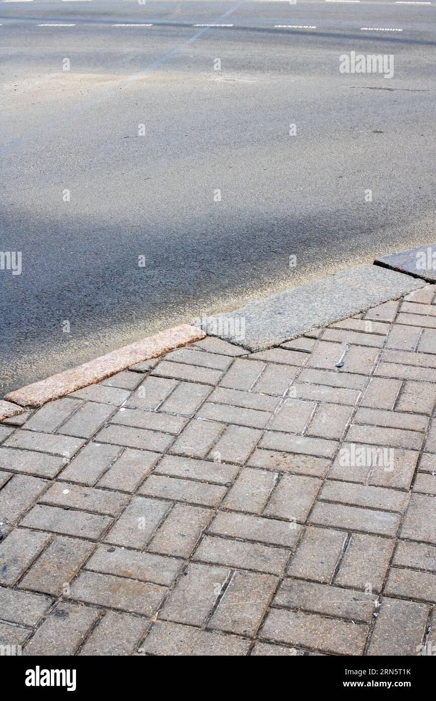 Paving curbs hi-res stock photography and images - Alamy