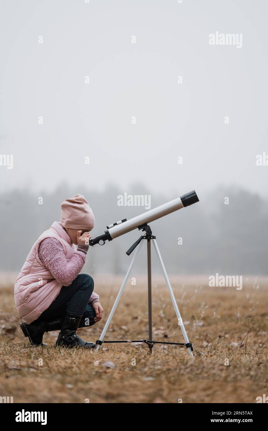 Person using telescope space hi-res stock photography and images - Alamy