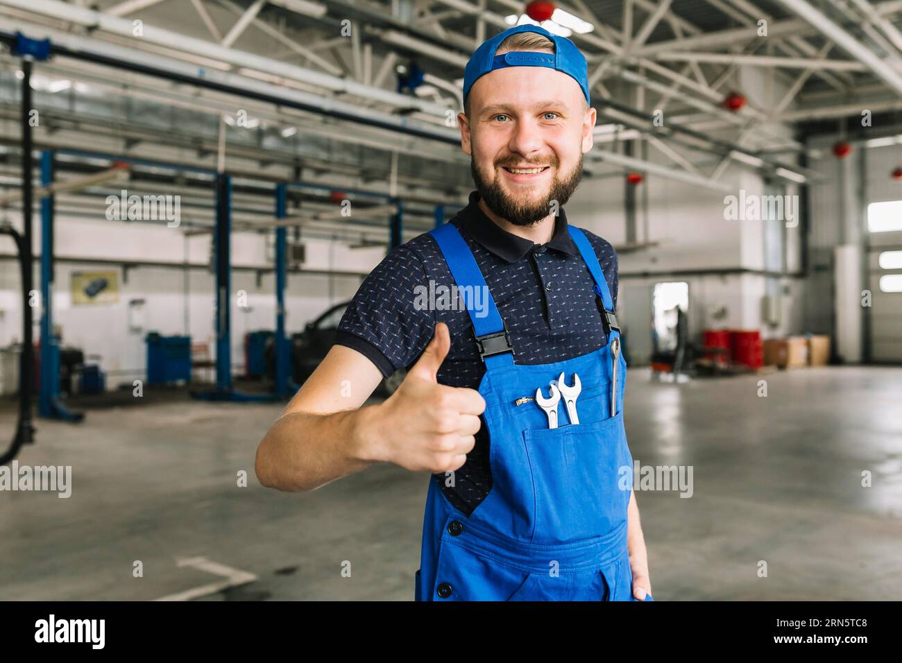 Repairmen hi-res stock photography and images - Alamy