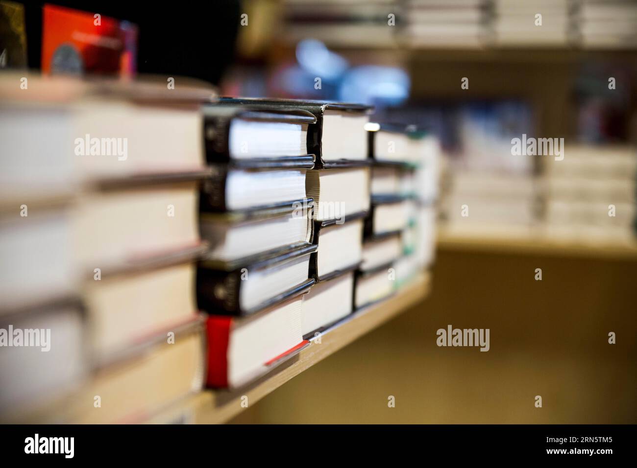 Book lined shelves hi-res stock photography and images - Alamy
