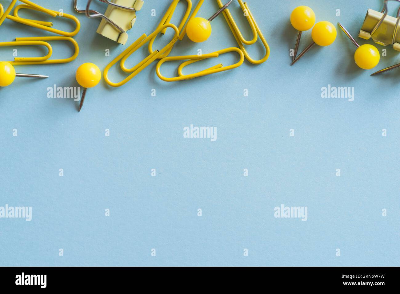 Push pins and paper clips hi-res stock photography and images - Alamy