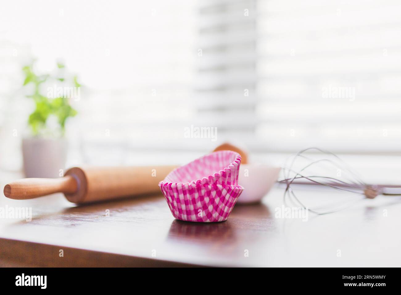 Bakeware wooden tabletop Stock Photo - Alamy