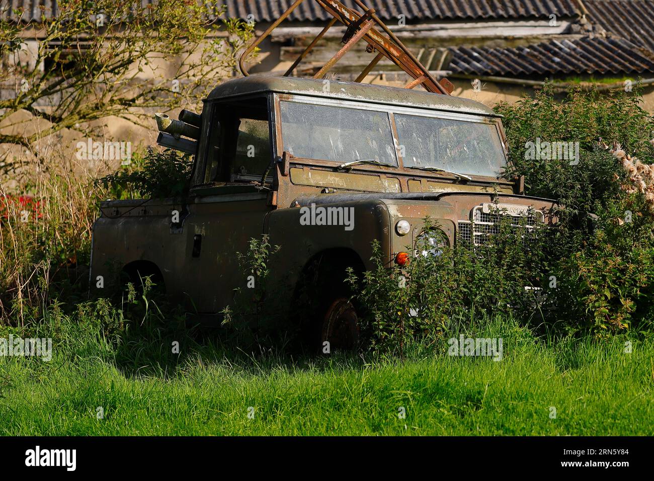 An abandoned Land Rover Defender on farmland in North Yorkshire Stock ...