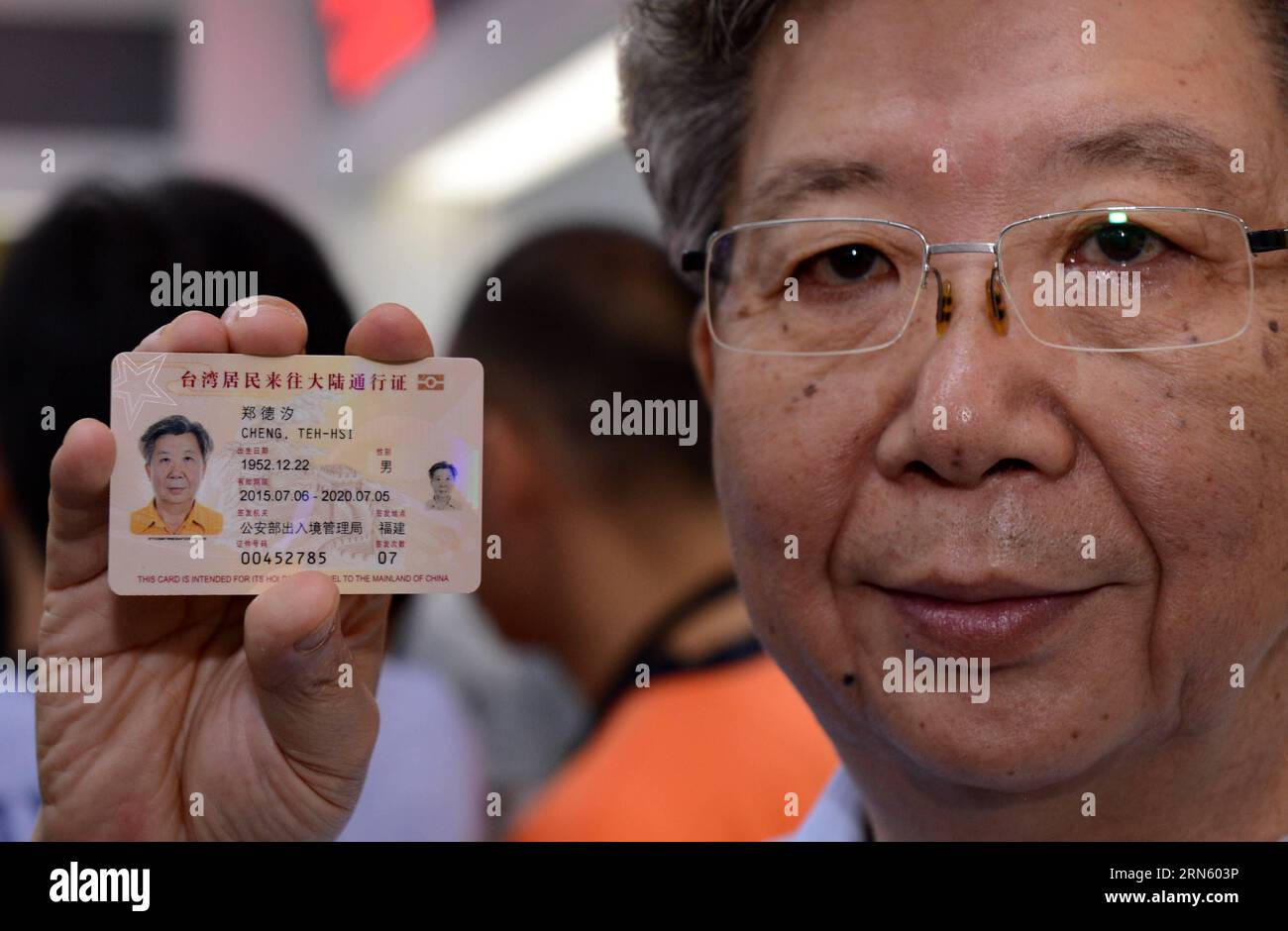 (150706) -- FUZHOU, July 6, 2015 -- Taiwan resident Cheng Teh-Hsi shows ...