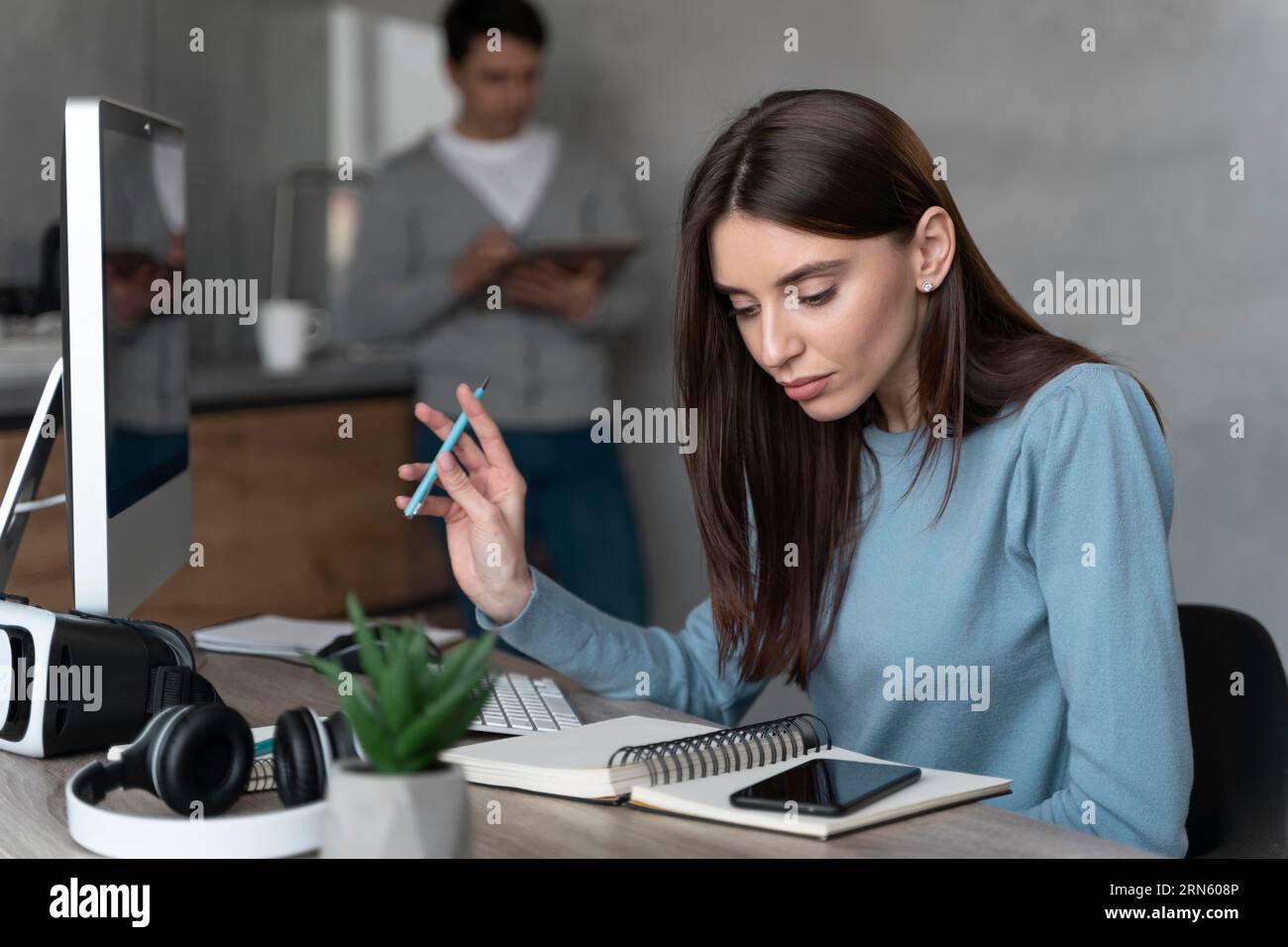 Work smartphone woman hi-res stock photography and images - Alamy