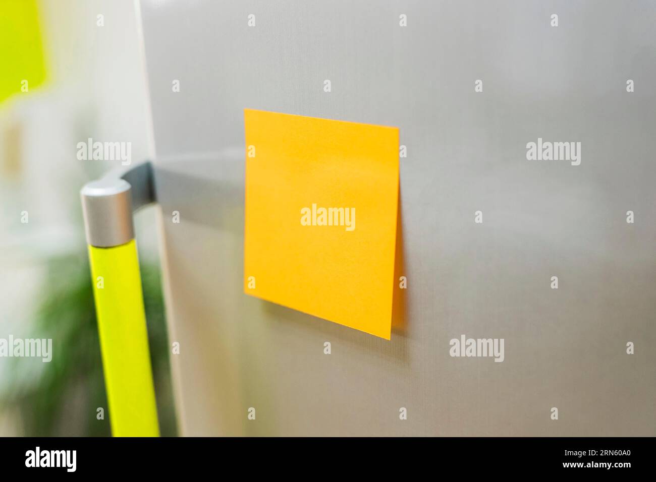 Yellow sticky note fridge Stock Photo - Alamy