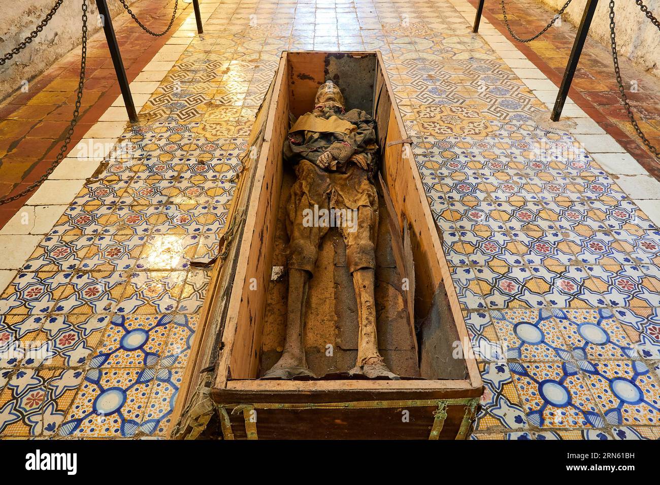 Coffin with mummy lying on the floor, complete coffin, Catacombe dei ...