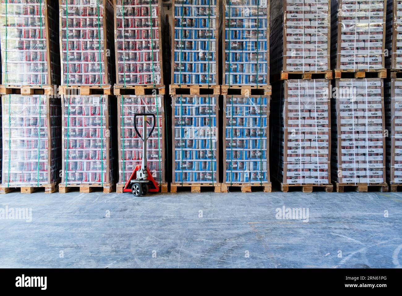 High-bay warehouse with canned goods stacked on pallets Stock Photo - Alamy